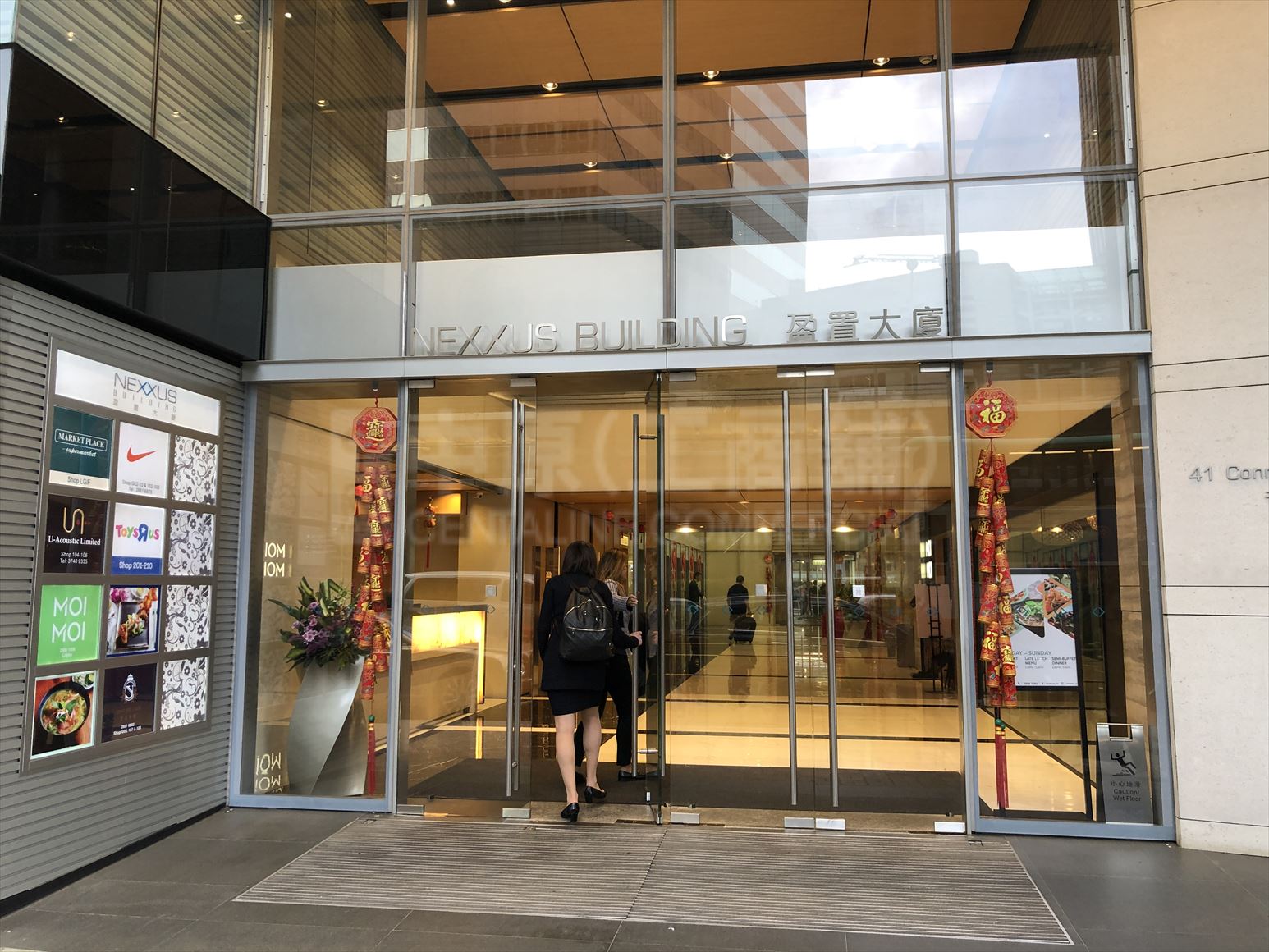 Cận cảnh 1 tòa nhà ở Hồng Kông vừa phải bán với giá rẻ hơn tới 35% so ...