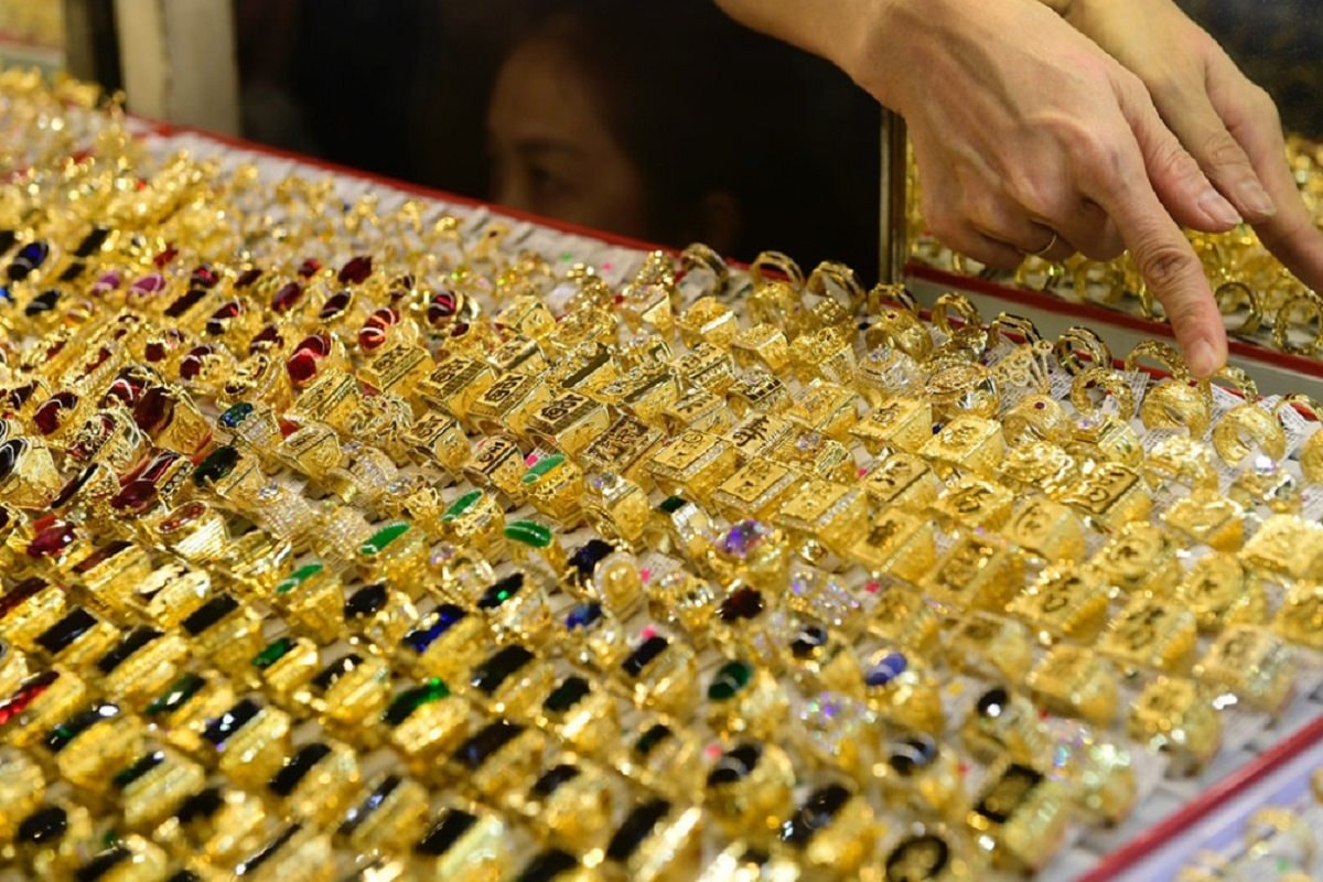 Cập nhật giá vàng hôm nay ngày 10/1: Vàng nhẫn tiếp tục bỏ xa vàng miếng